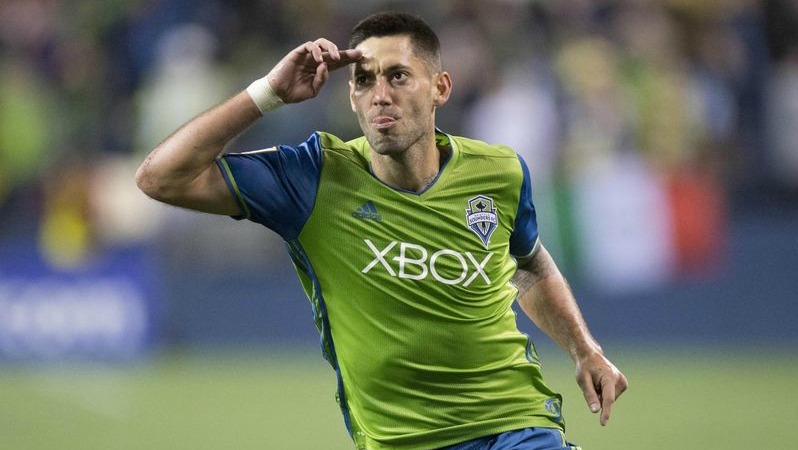 Clint Dempsey with the Perfect Free Kick Against Club América