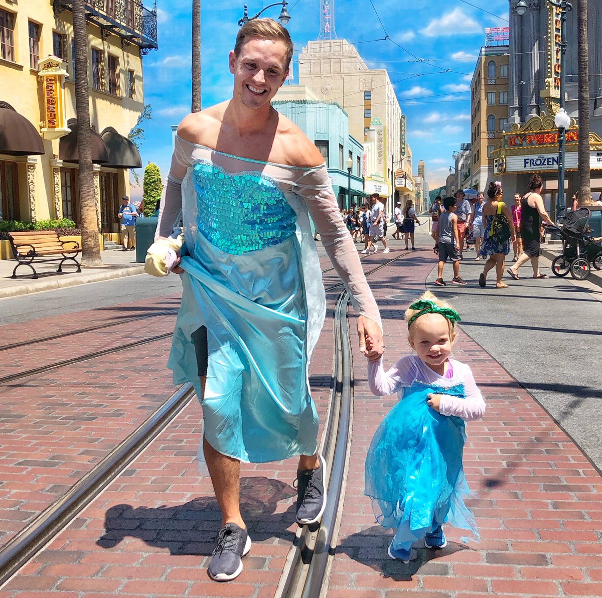 Former USMNT CM Stu Holden Absolutely Rocked An Elsa Dress — Until The ...