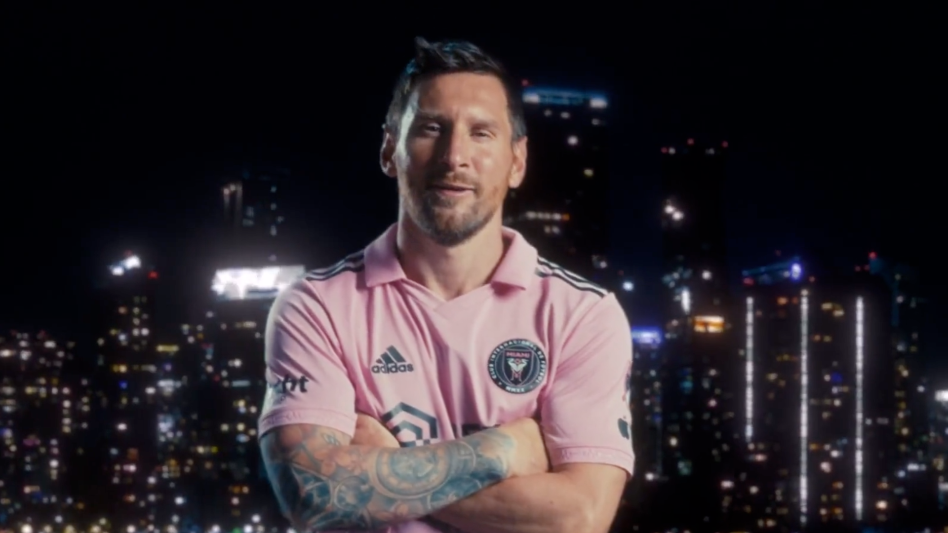 Who is singing at Messi's unveiling show?