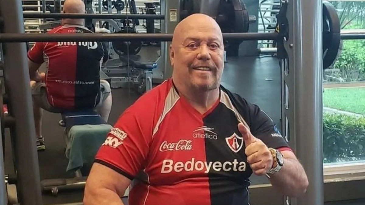 El Perro Bermúdez Se Pinta Escudo Del Atlas En La Cabeza