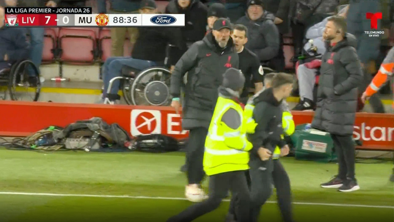 Liverpool fan tackles player and draws the rage of Klopp