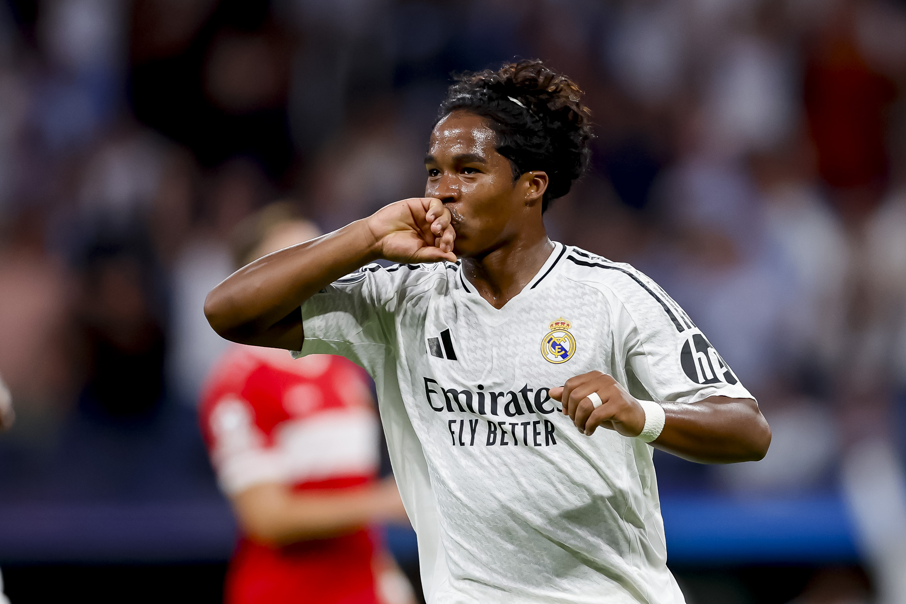 Watch: Endrick knees opponent in groin and only gets yellow card