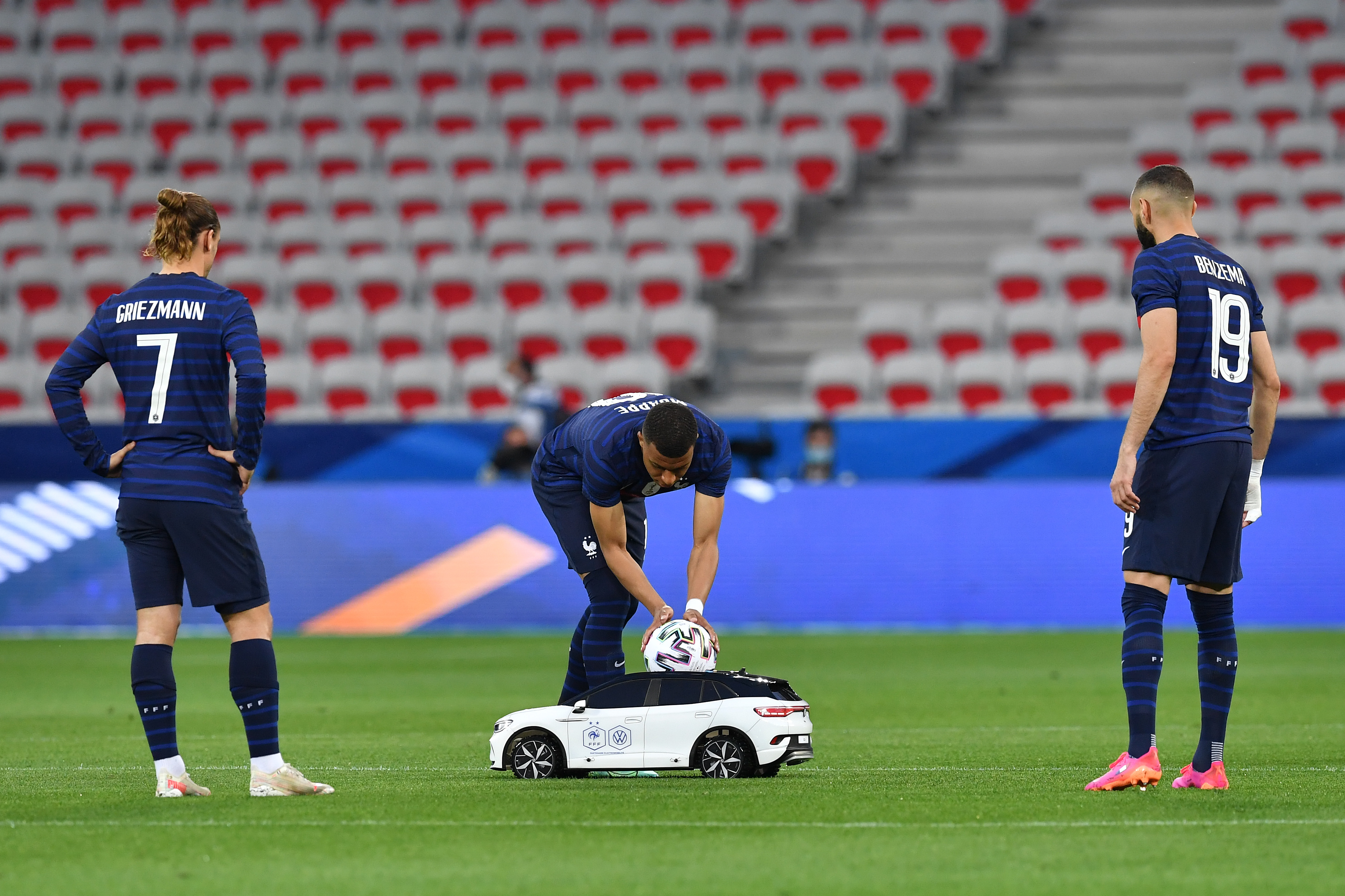 Watch: Kylian Mbappé picking up car that delivers game ball