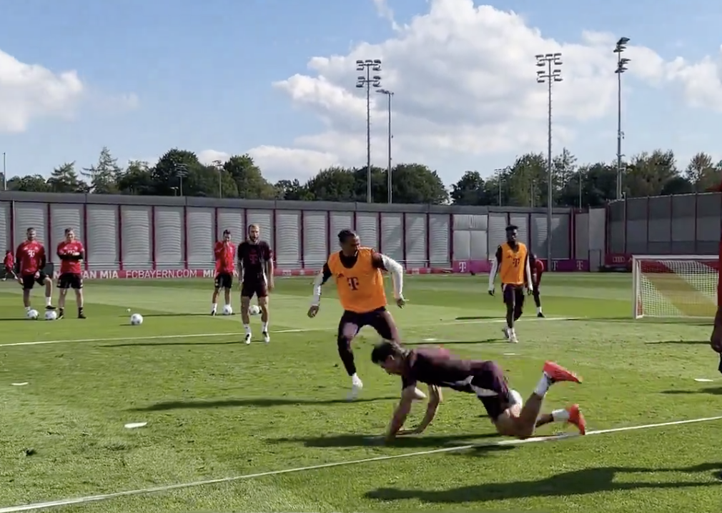 Thomas Müller falling flat on his face during Bayern training leaves ...